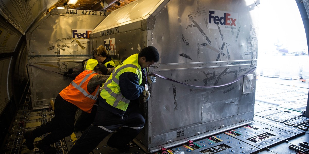 FedEx misses expectations, but increases revenues | Fortune