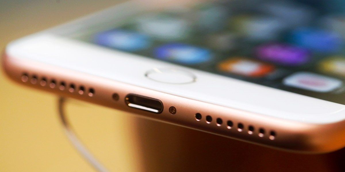 iPhone 7: A New Case Is Reviving the Headphone Jack | Fortune
