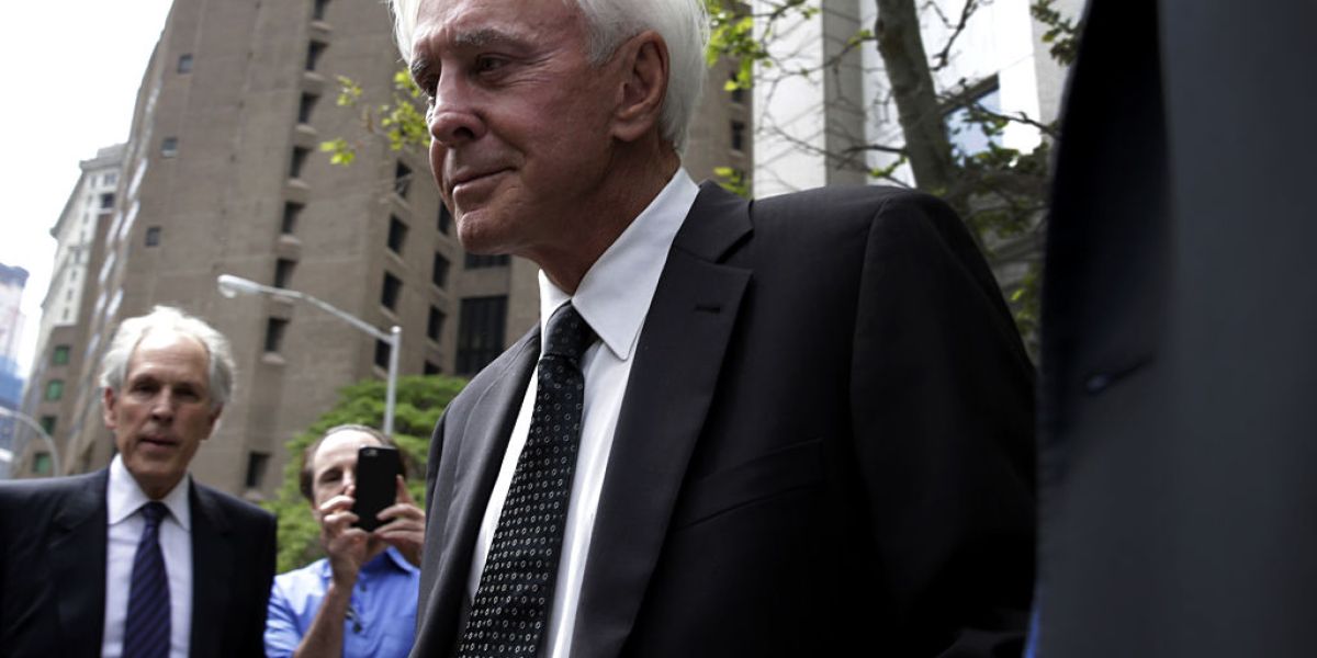 U.S. Prosecutors Name FBI Agent Accused of Insider Trading Probe Leak ...