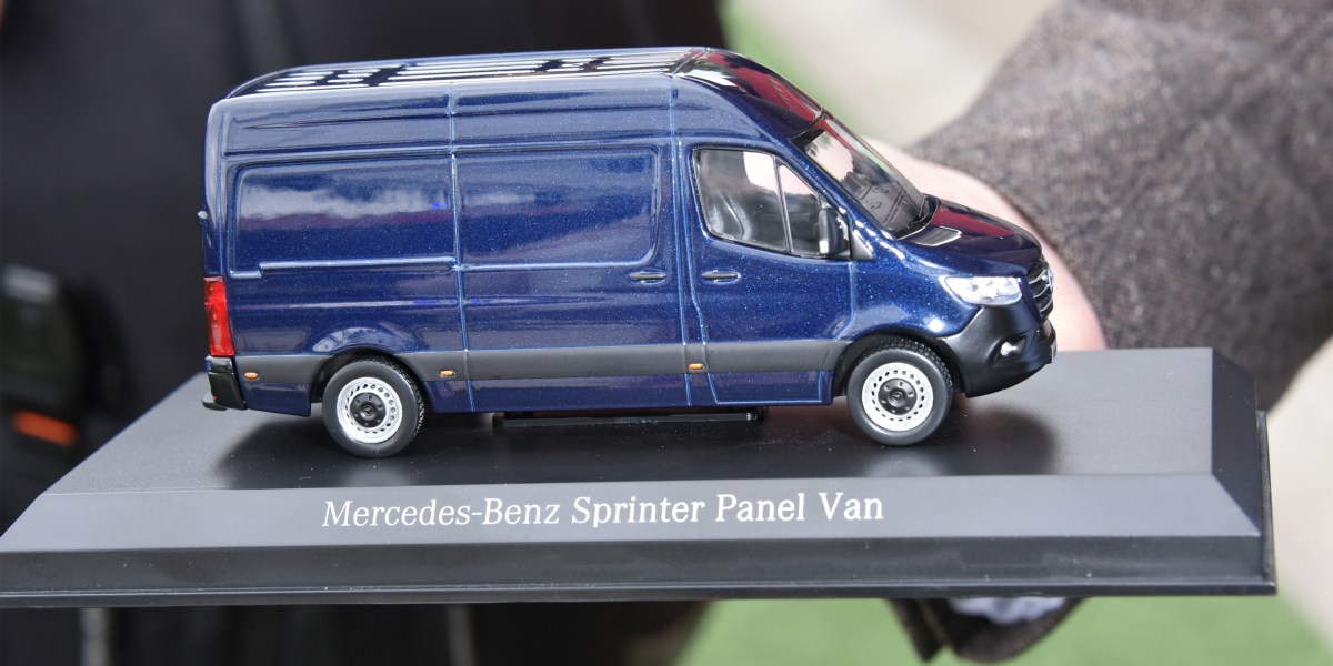 Amazon Ordered 20K Sprinter Vans to Start Delivery Service | Fortune