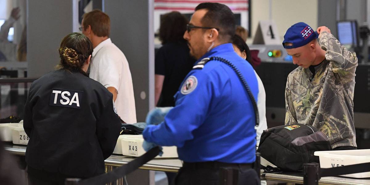 TSA Screeners Call in Sick To Pay Their Bills, Report Says | Fortune