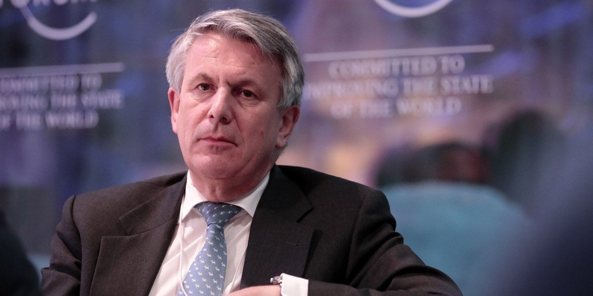 Young climate activist confronts Shell CEO at pre-COP26 conference ...