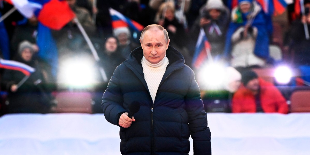 'For a world without Nazism': Putin appears at packed patriotic rally ...