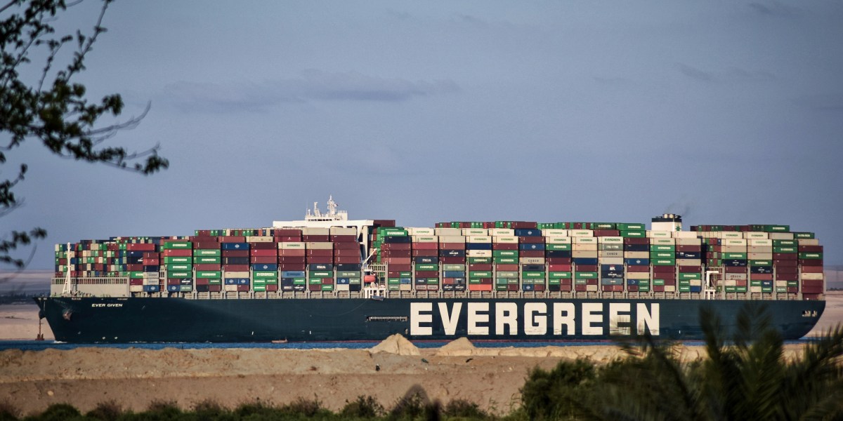 Evergreen stuck: ship that had run aground in the U.S. is moving again ...