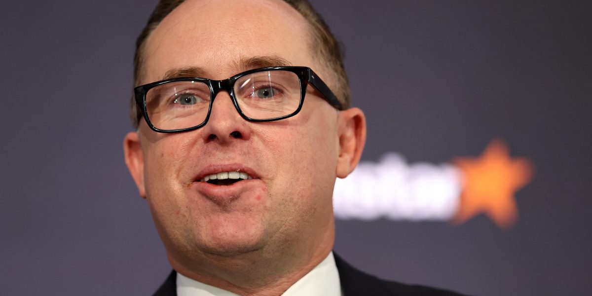 Qantas CEO Alan Joyce gets $287,000 pay raise despite summer of flight ...