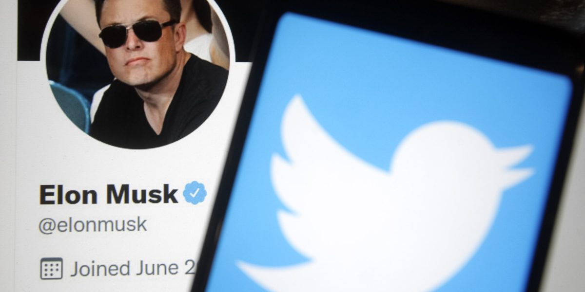 Musk's Twitter says users can no longer link to Facebook or Instagram ...