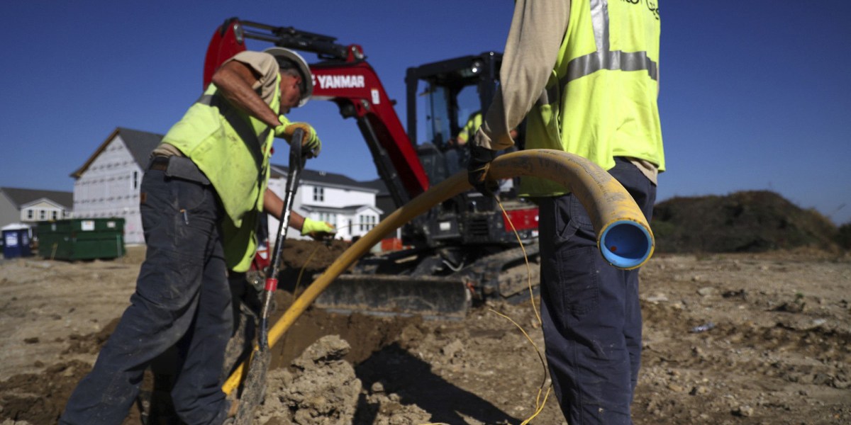 Gains in worker earnings are slowing. Here's what to expect | Fortune