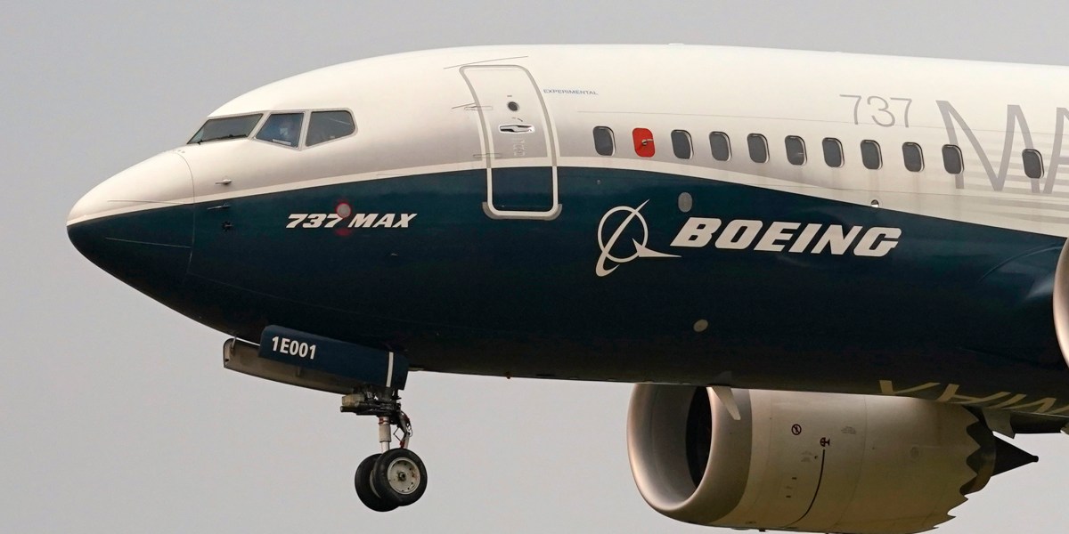 Boeing cuts desk 2,000 jobs and outsources work | Fortune