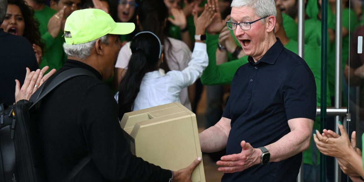 CEO Tim Cook opens Apple’s first India store in Mumbai | Fortune