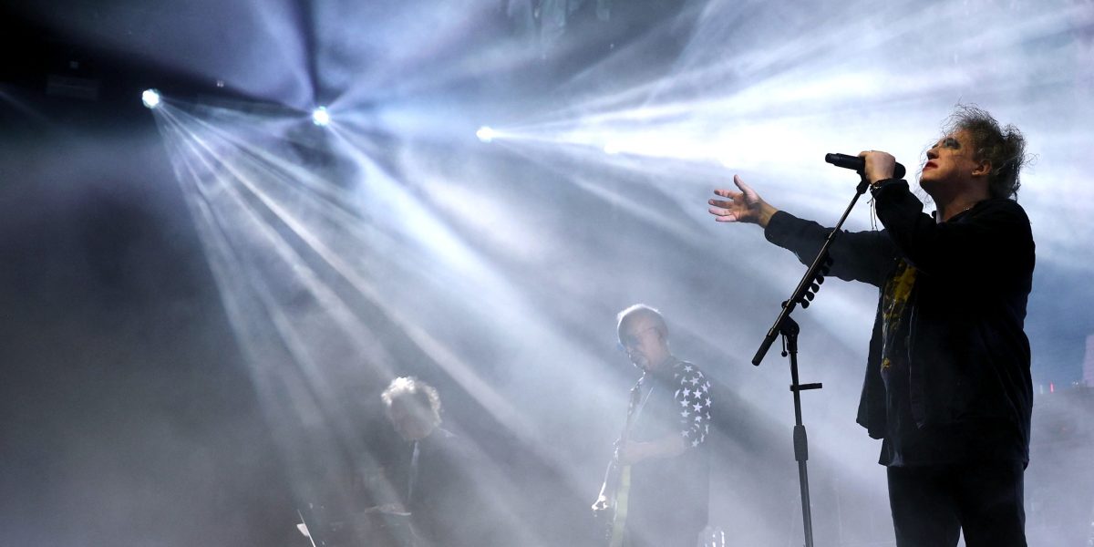 The Cure's Robert Smith: A revenge spending hero | Fortune