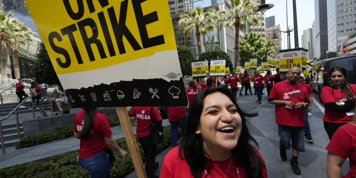Southern California hotel workers on big strike | Fortune
