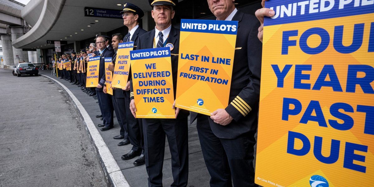 United Airlines pilots to get up to 40% raises in union deal | Fortune