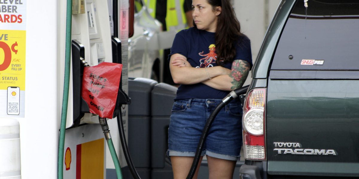 Oregon allows residents to pump their own gas | Fortune