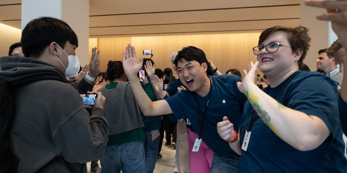 Apple's retail workers will get smaller raises this year—only around 4% ...