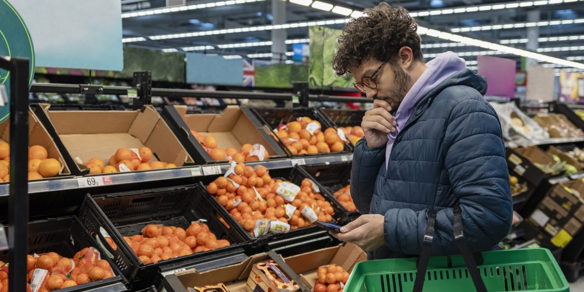 Retail sales drop for the first time in 6 months after a summer of ...
