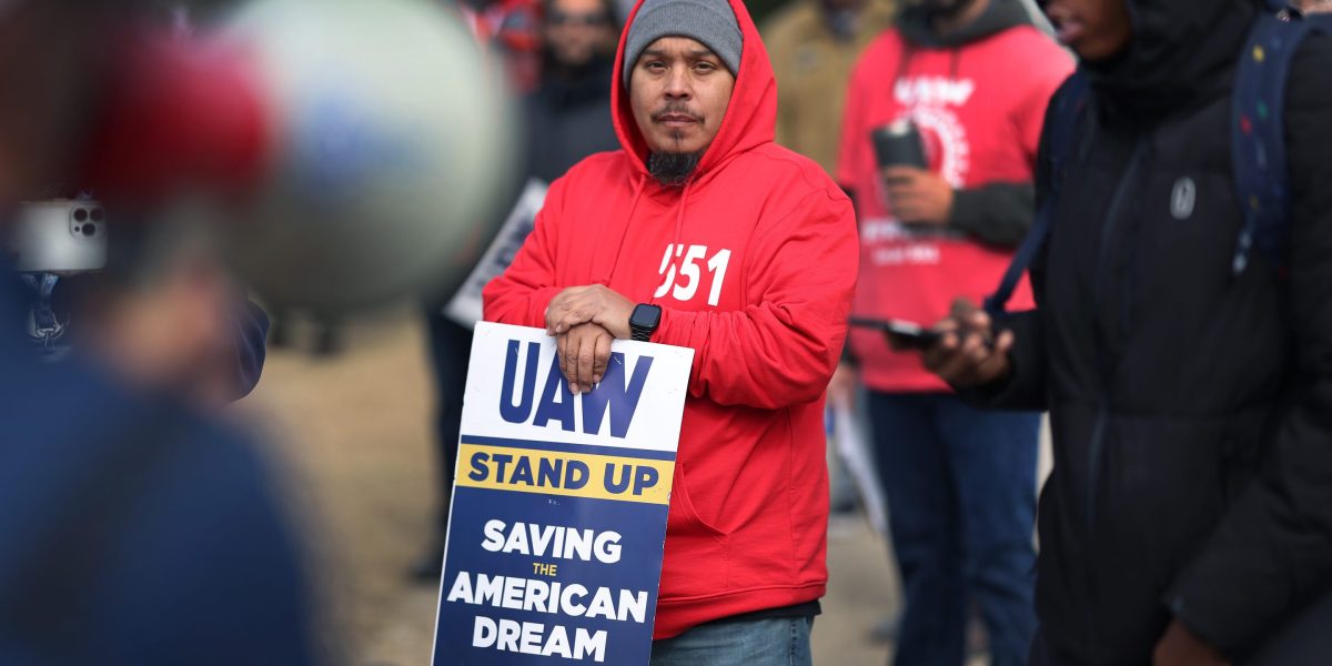 UAW workers at GM appear close to rejecting 'historic' contract | Fortune