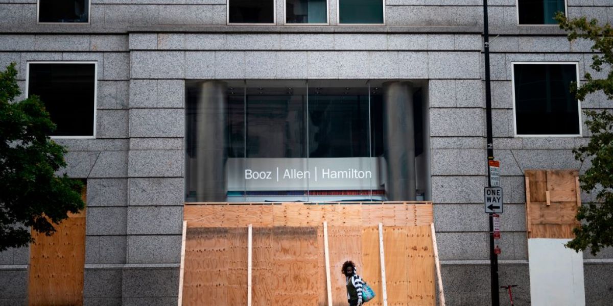 Booz Allen starts entry-level cybersecurity staffers at up to $150,000 ...