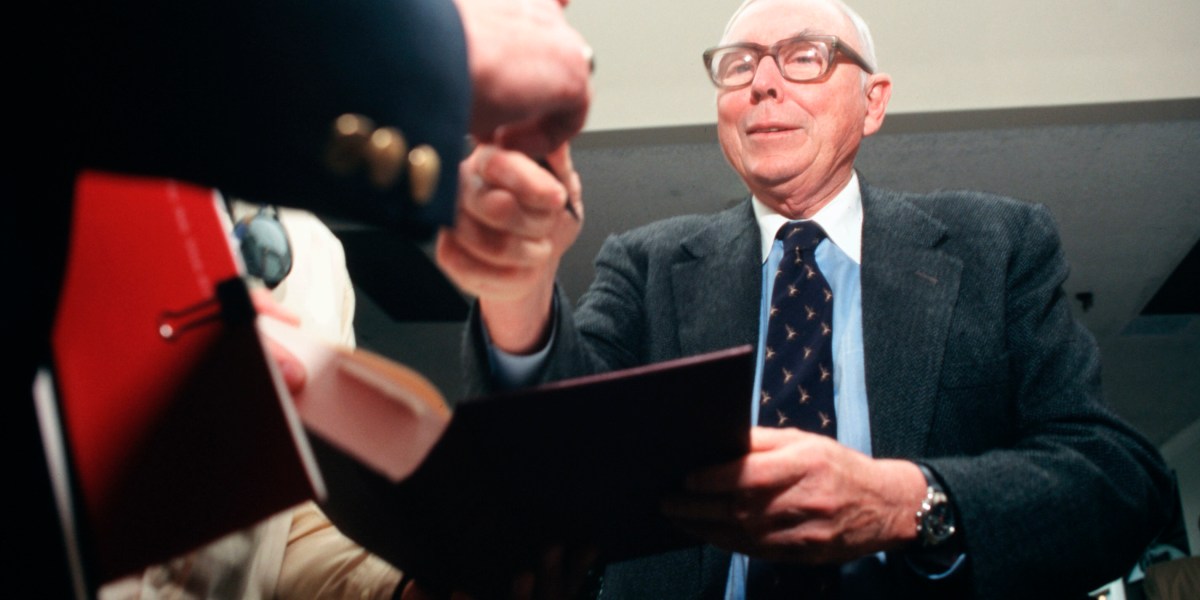 The ‘Chinese Warren Buffett’ gives a moving eulogy for Charlie Munger ...