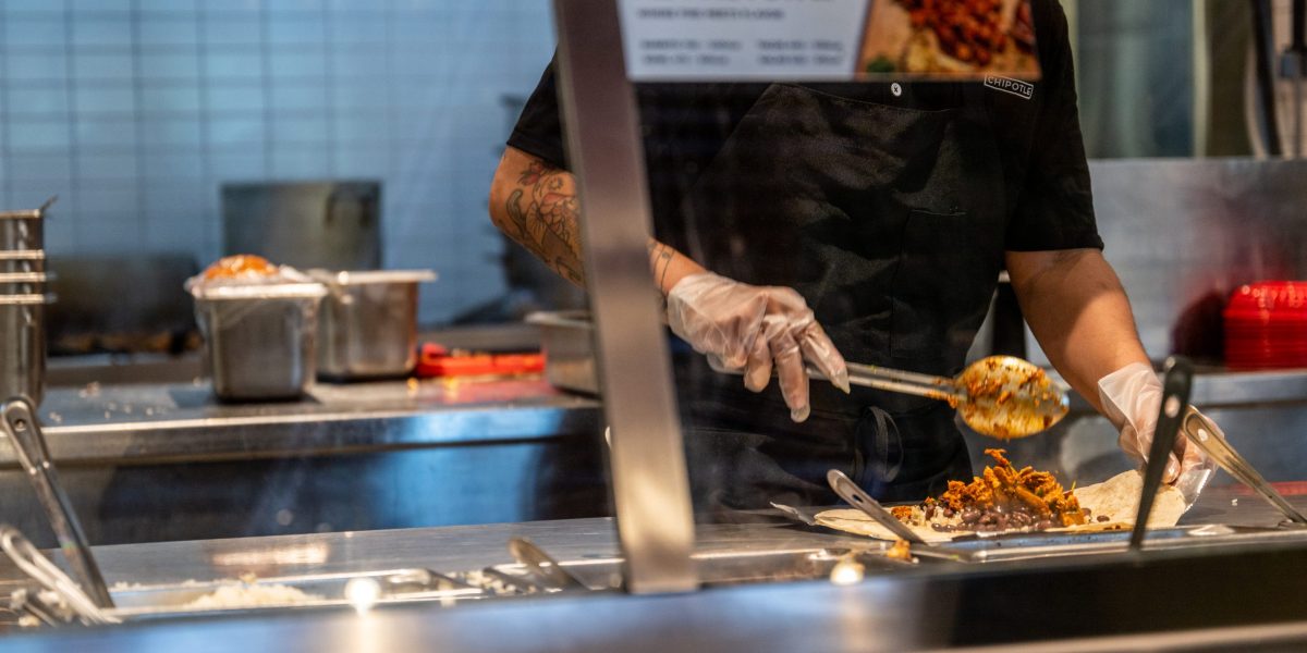 Chipotle aims to hire 19,000 people for 'burrito season' | Fortune