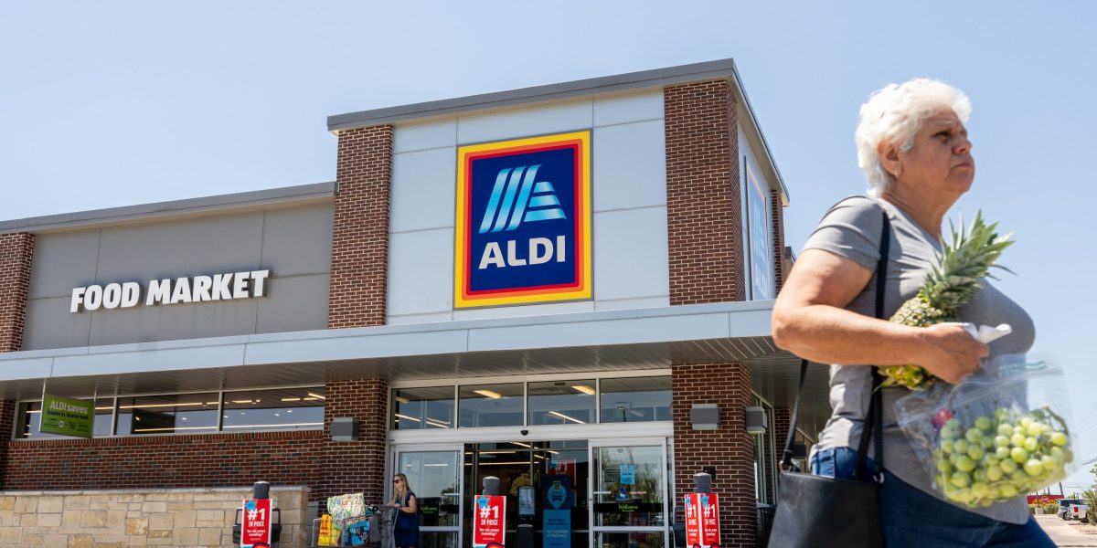 Aldi eliminates plastic bags from its 2,300 U.S. stores | Fortune