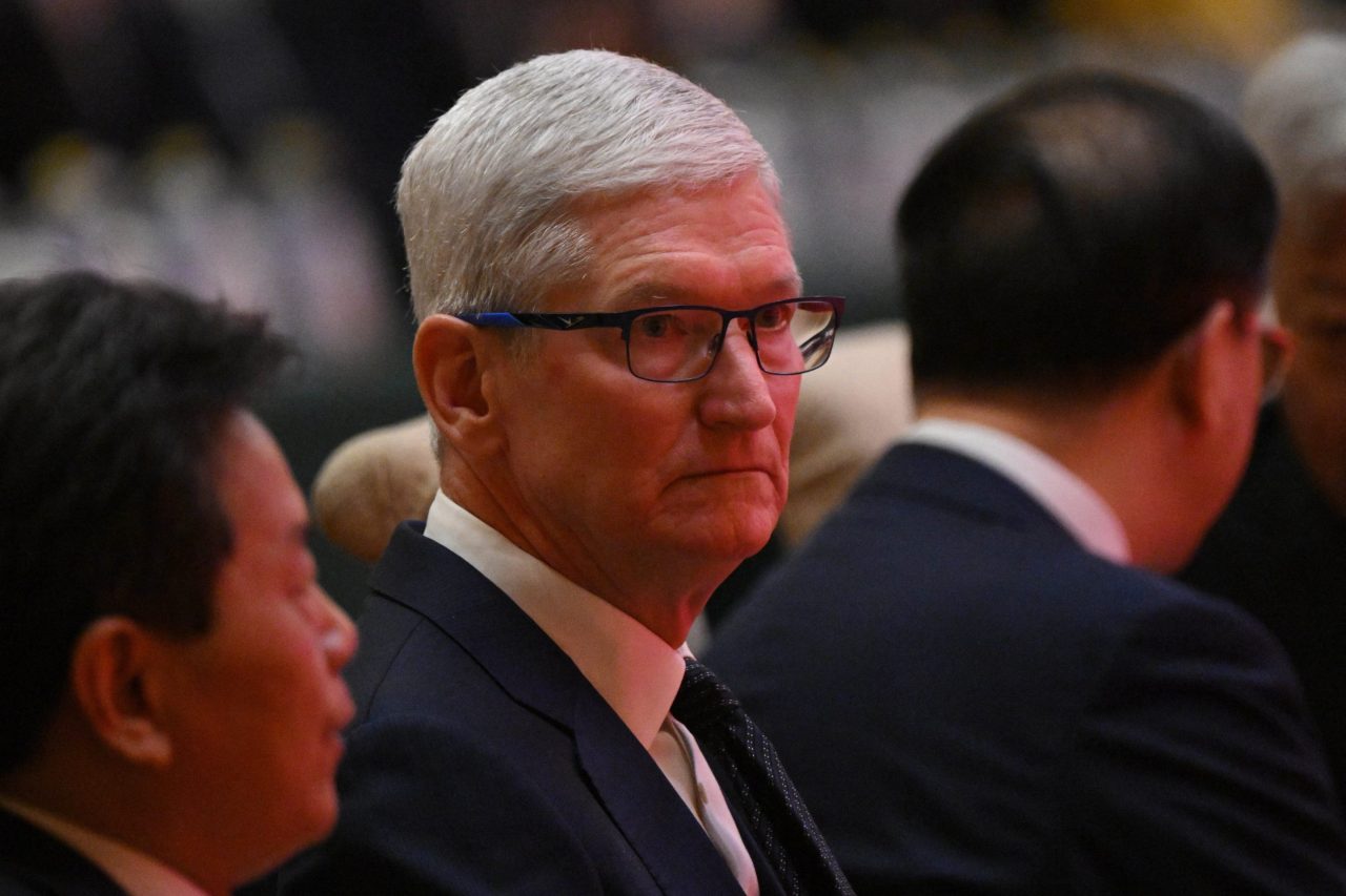 Apple CEO Tim Cook praises Tesla-beating BYD on China visit | Fortune