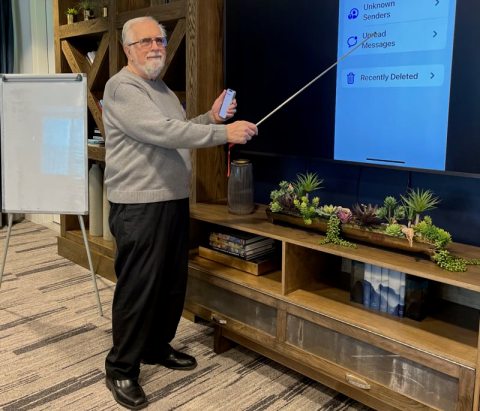 This 86-year-old tech wiz nicknamed 'Mr. iPhone' started teaching ...