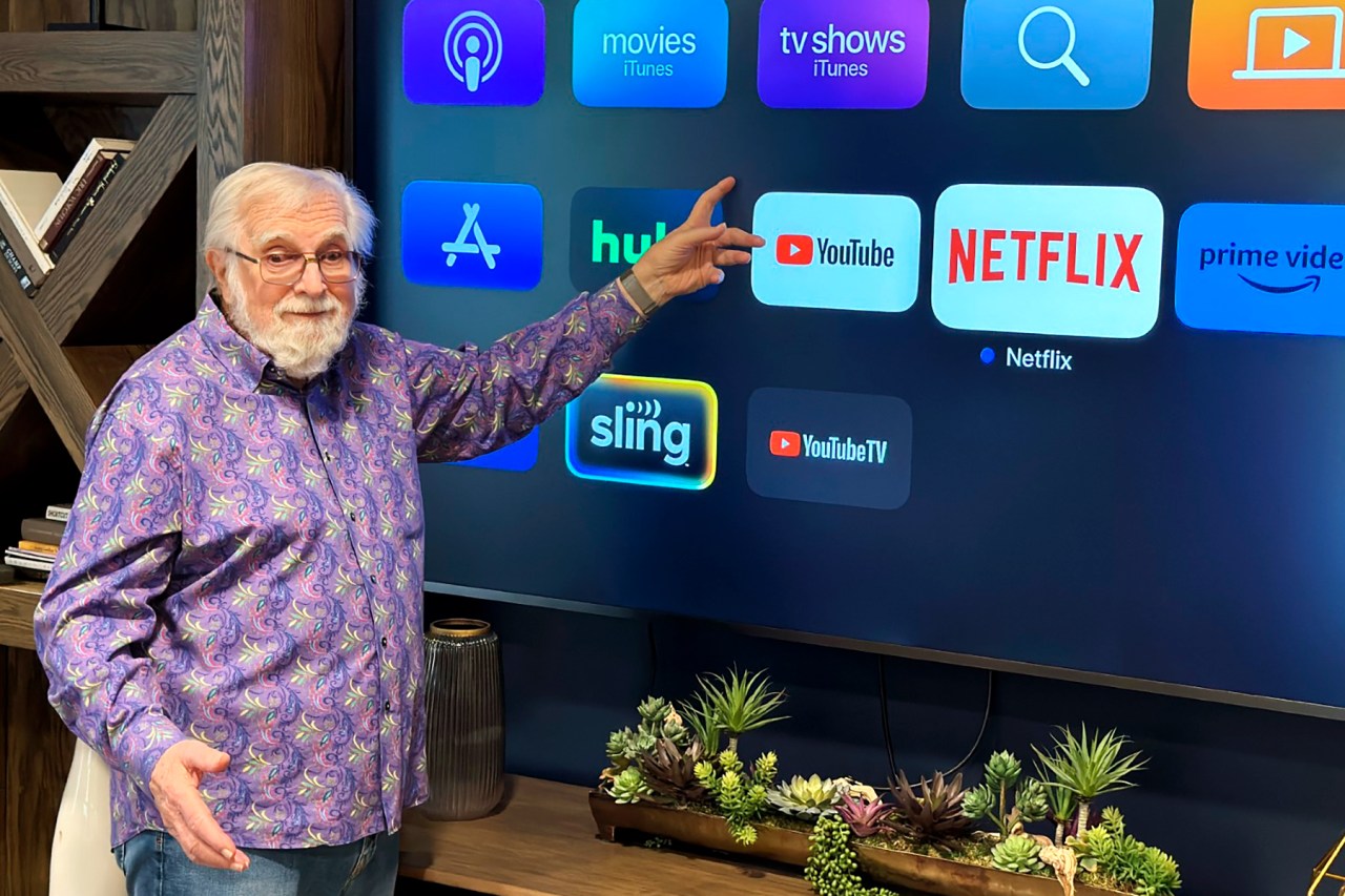 This 86-year-old tech wiz nicknamed 'Mr. iPhone' started teaching ...