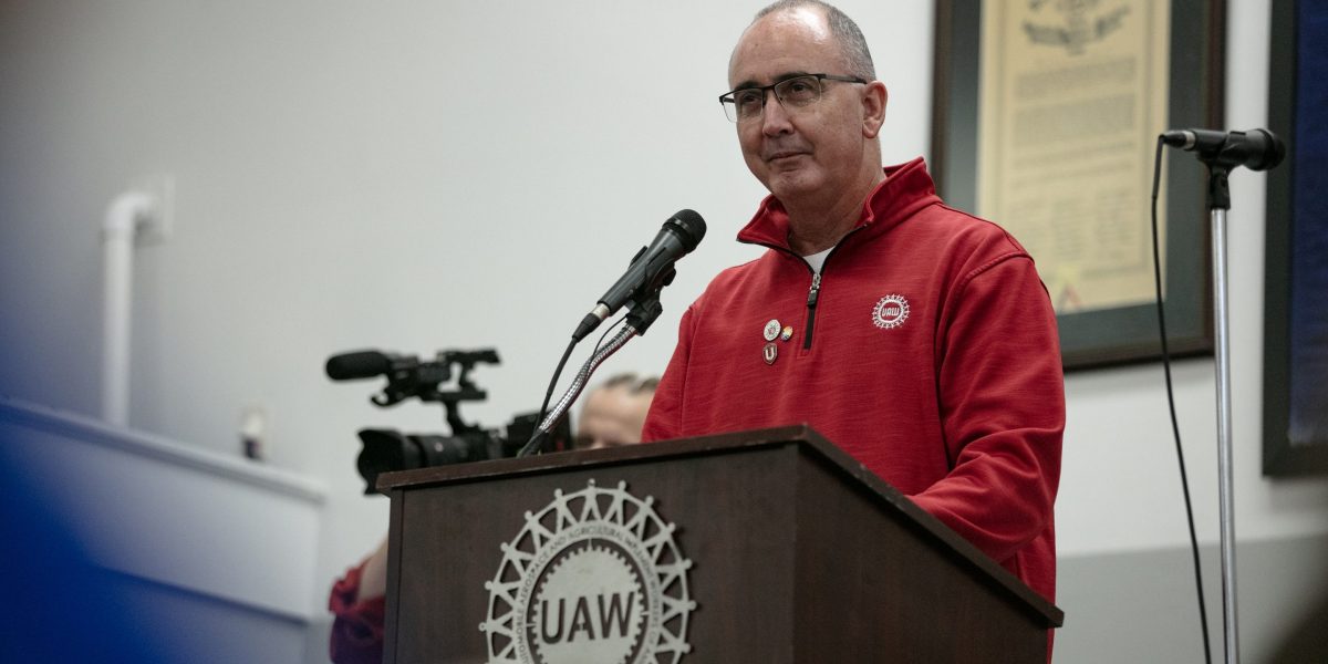 UAW and Daimler Truck reach deal to hike pay by more than 25% | Fortune