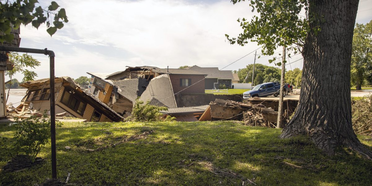 Midwest flooding kills 2 as surging river forces evacuations | Fortune