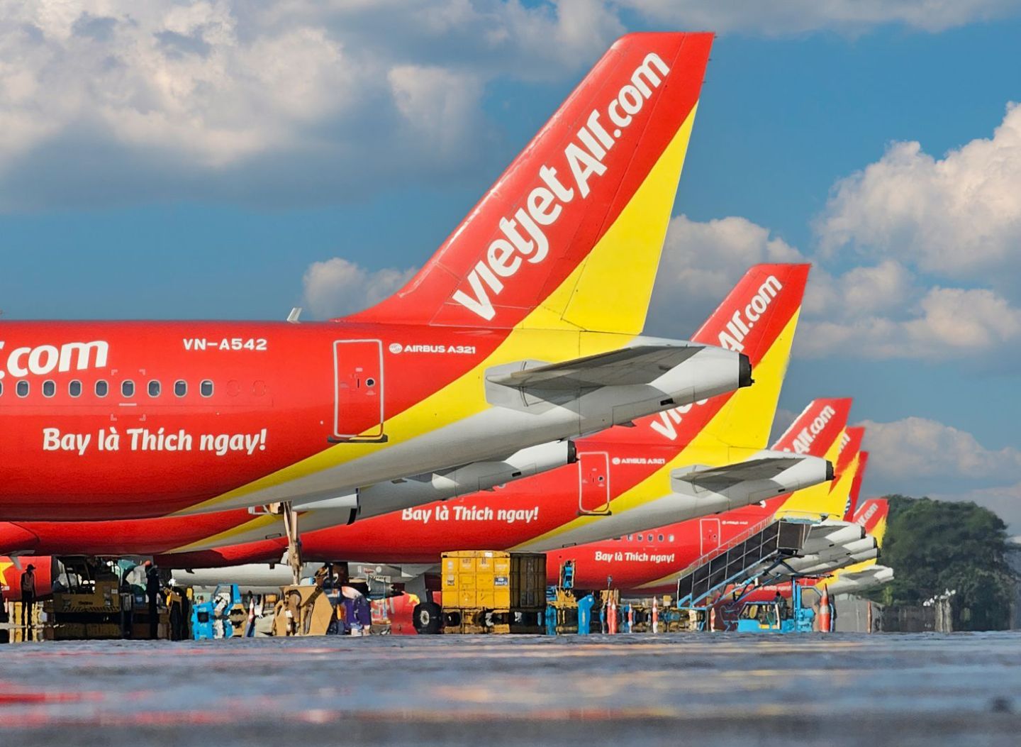 Logo Viet Jet Airlines VietJet Sets New Revenue Records, Reveals Trump