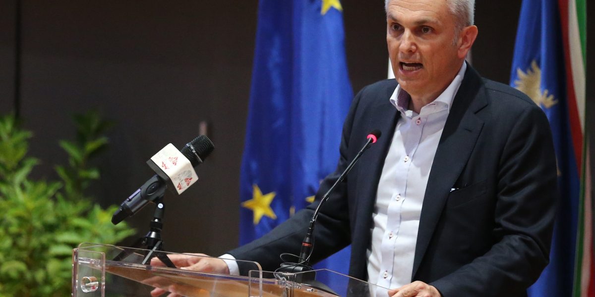 Luca Maestri to step down as Apple CFO after a decade of huge growth at ...