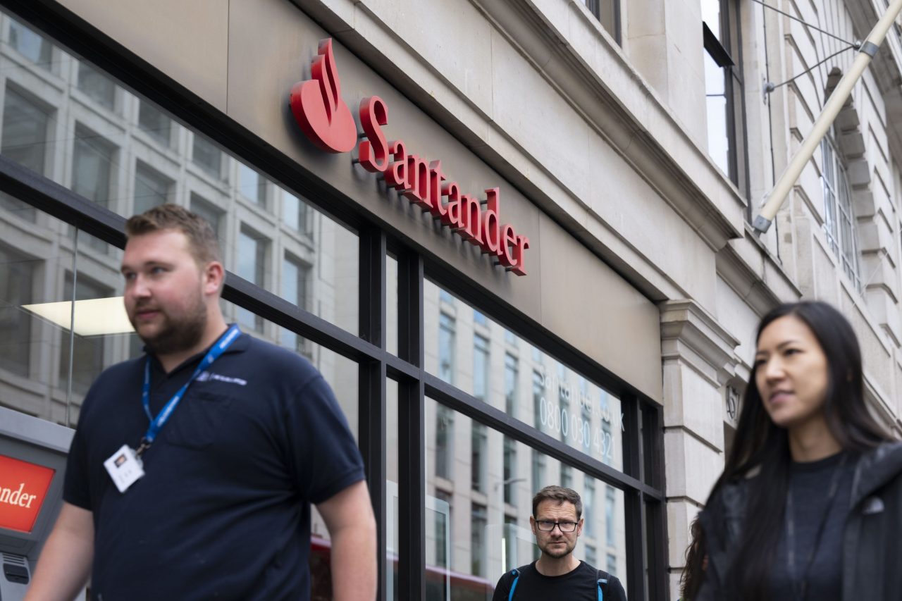 Santander is reconsidering its presence in the U.K., FT says | Fortune