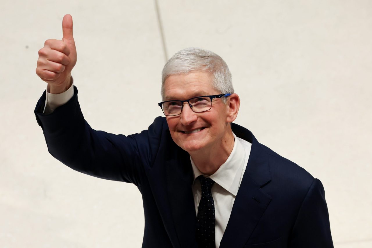 Apple CEO Tim Cook follows a strict routine, including eating at the ...
