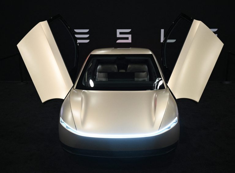 Uber CEO says Musk wants to go alone on Tesla Robotaxi rollout | Fortune