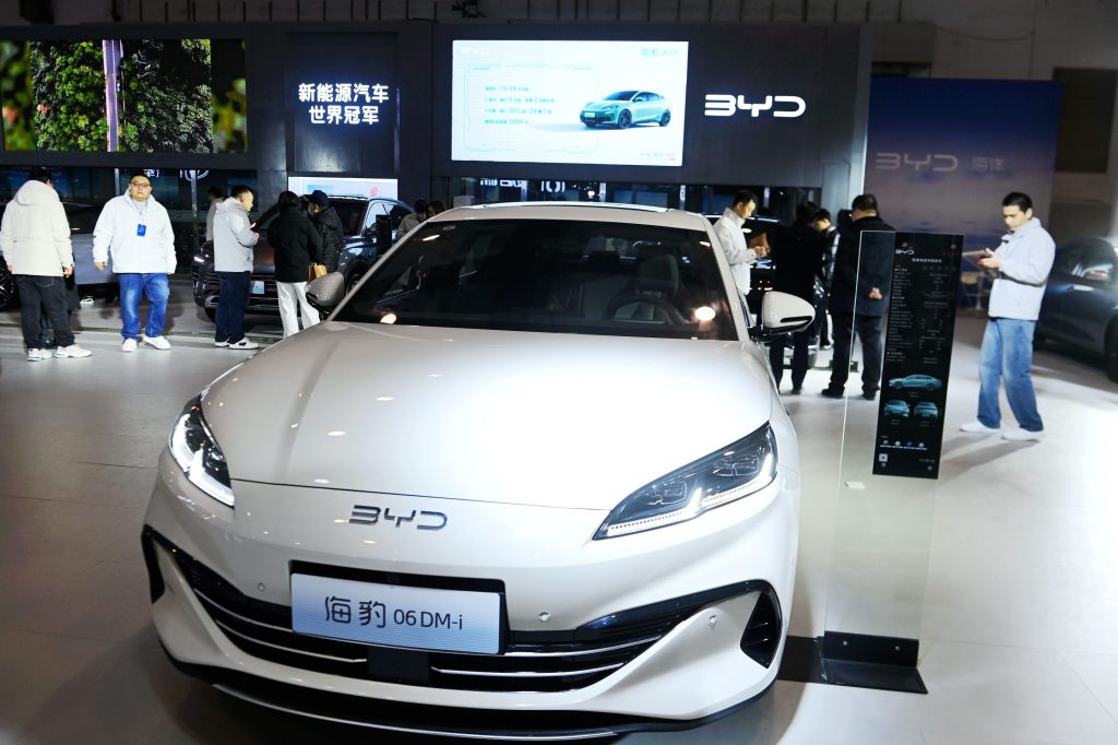 BYD unveils battery system that charges EVs in five minutes | Fortune