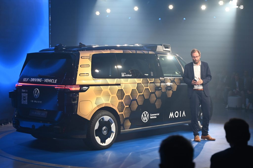 Volkswagen unveils robotaxi destined for Uber’s Los Angeles fleet, and ...