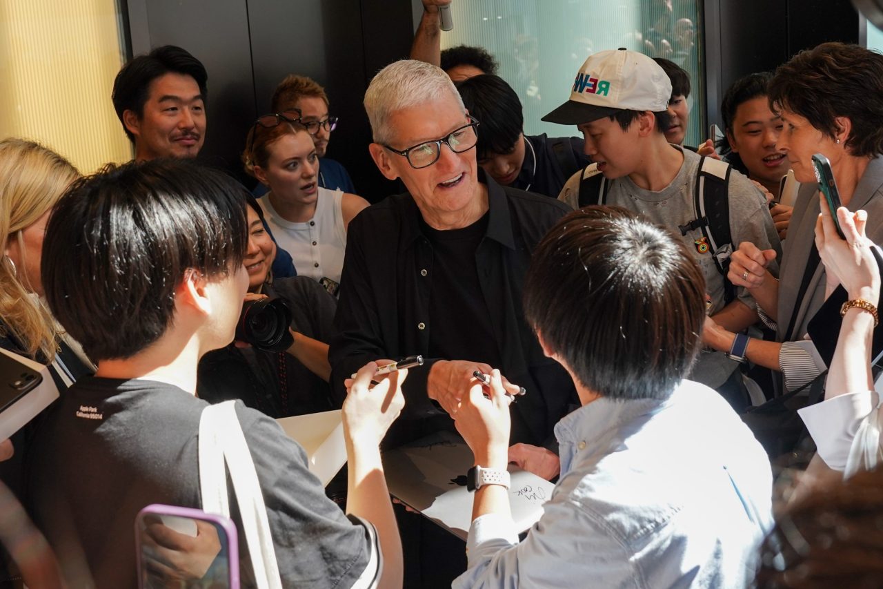 Apple CEO Tim Cook wore a 1-of-1 pair of Nike shoes during his Japan ...
