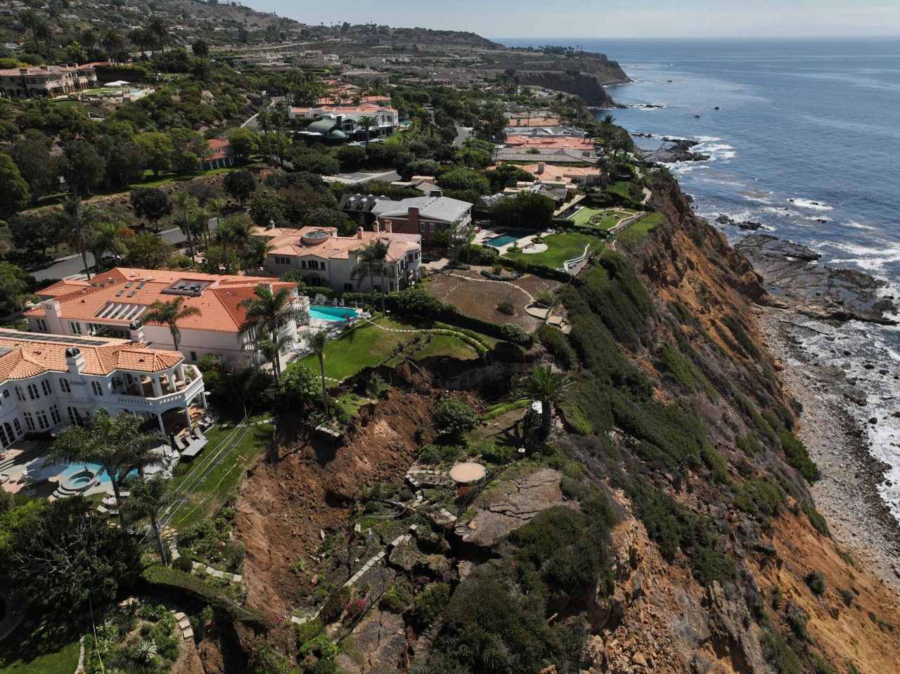 Wealthy Southern California town sees 4 backyards fall into the ocean ...