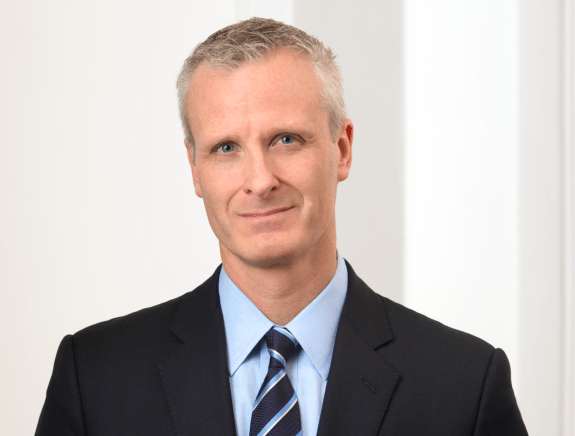 KPMG chief on CEOs' uncertainty on tariffs, the emerging AI 'hourglass ...