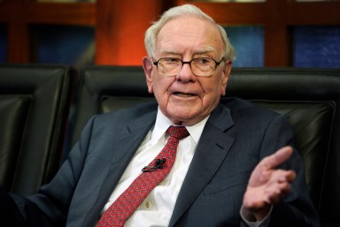 Warren Buffett plans to keep coming to the office every day, despite ...