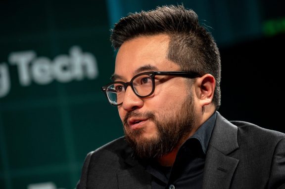 Famed startup incubator Y Combinator will let founders receive funds in ...
