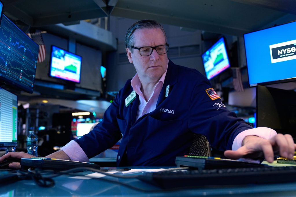 Oil hits $100 a barrel and stocks sink as Iran War drags on with no end ...