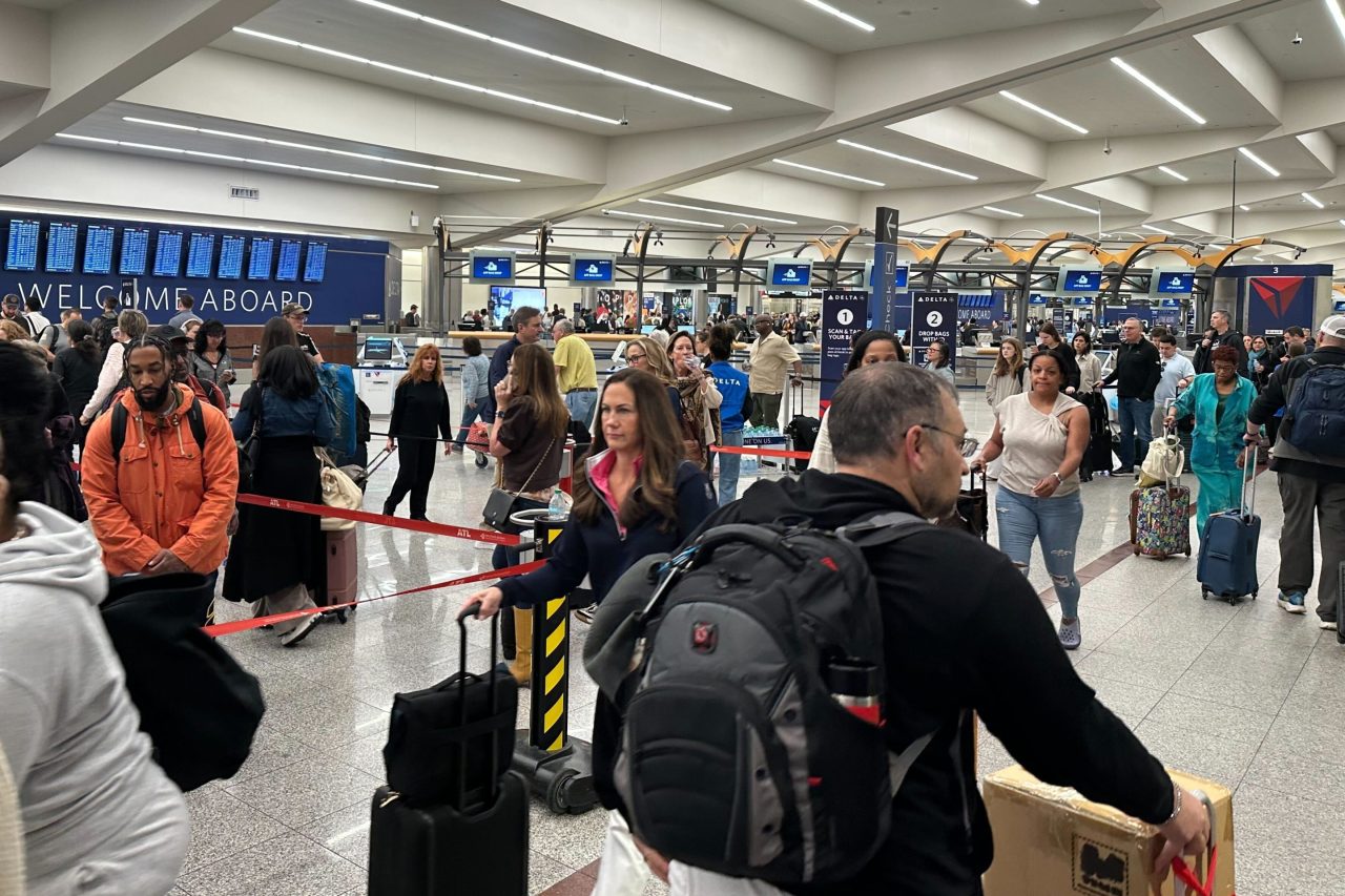 Trump signs order to pay TSA workers after House GOP rejects deal to ...