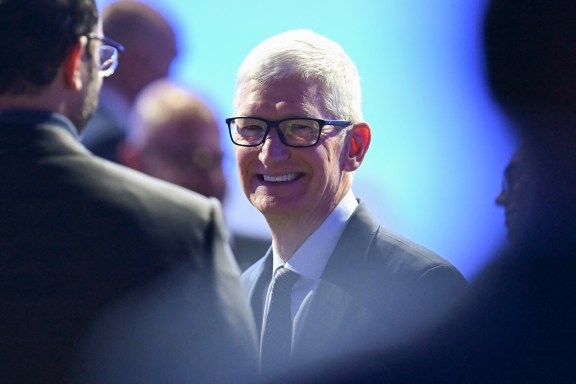 Tim Cook and Reed Hastings just showed every CEO how to leave ...